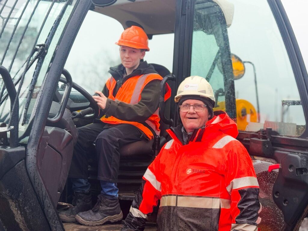 Linlithgow teenager becomes youngest to pass CPCS A17 telehandler ...